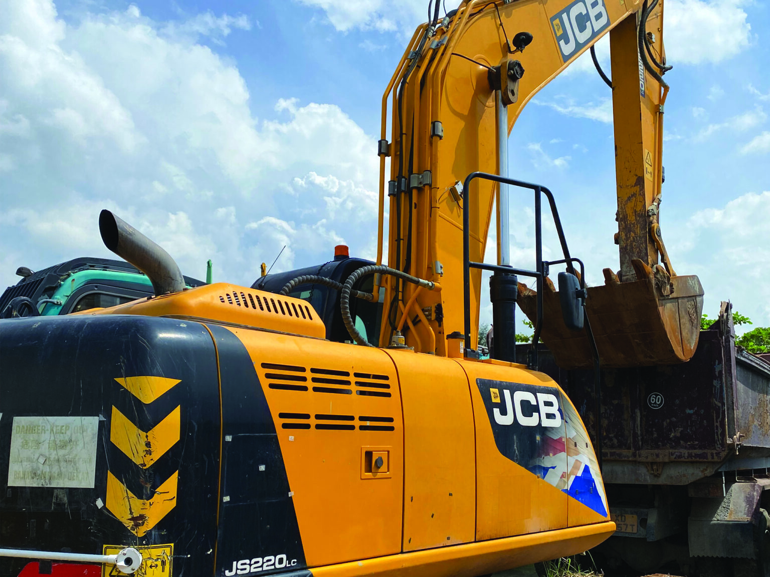 JCB JS220LC EXCAVATOR - machinesandparts.com